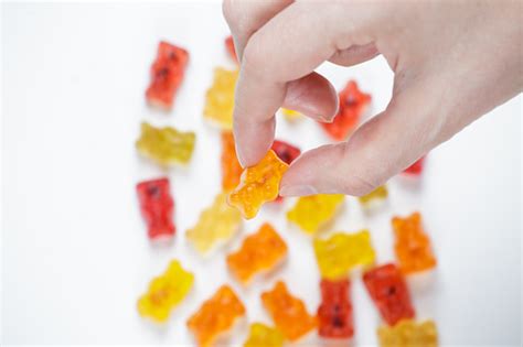 소녀는 손에 사탕을 들고 있습니다 젤리 캔디 과일 젤리는 다양한 맛과 색상으로 곰을 만듭니다 복사 공간 0명에 대한 스톡 사진 및 기타 이미지 Istock