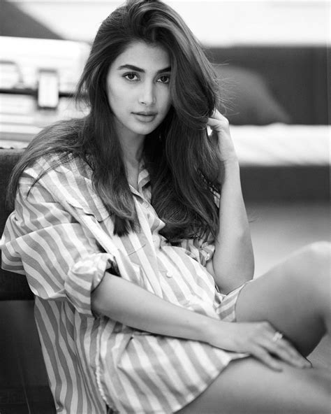 pooja hegde ವೈಟ್ ಅಂಡ್ ಬ್ಯಾಕ್ ಫೋಟೊಗಳಲ್ಲಿ ಪೂಜಾ ಹೆಗ್ಡೆ ಸಖತ್ ಹಾಟ್ ನೀರ್