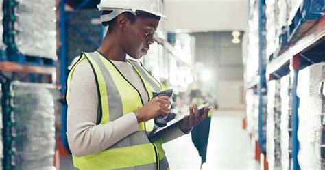 재고 관리 공급망 검사 또는 재고 체크리스트를 위한 창고의 여성 스캐너 및 태블릿 물류 계획 및 감독자 배송 주문 품질 관리