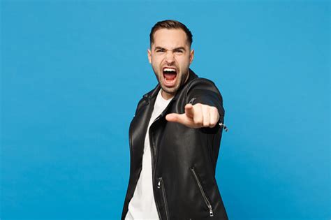 젊은 슬픈 좌절 까만 자 켓 흰색 T셔츠 블루 벽 배경 스튜디오 초상화에 고립 된 카메라를 보고 걱정 하지 않는 남자 사람들은 진심으로 감정 라이프 스타일 개념입니다 복사