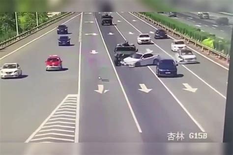高速公路上错过路口后急刹停车，旁边还是军车，监控拍下全过程！军车监控路口