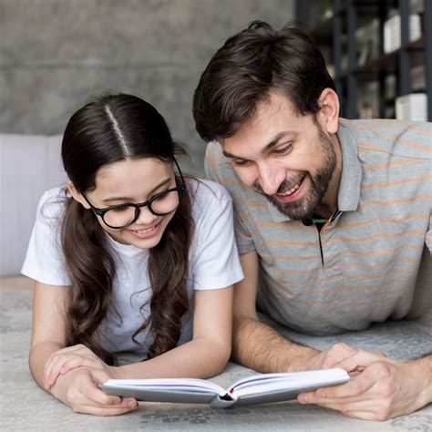 Pai E Filha Lendo Foto Grátis