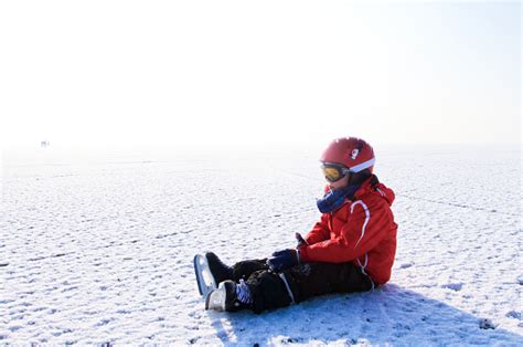 얼어붙은 호수에서 아이스 스케이트와 함께 앉아 있는 겨울을 즐기는 소년 스톡 사진 6에 대한 스톡 사진 및 기타 이미지 6 건강한 생활방식 검은색 Istock