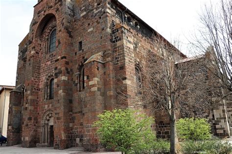 상트 포 리 엔의 마을 오 르 루아르오베르뉴프랑스12 세기에 지어진 로마네스크 양식의 교회 세인트 조지 0명에 대한 스톡 사진