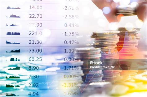 Led 디스플레이 개념에 주식 시장 디지털 그래프 차트 일일 주식 시장 가격과 견적의 큰 디스플레이 지표 금융 외환 무역 교육 배경 금융 및 비즈니스 개념을 위한 동전