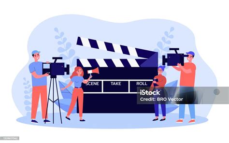 거대한 클래퍼 앞에서 카메라와 메가폰을 가진 영화 제작진 영상 제작에 대한 스톡 벡터 아트 및 기타 이미지 영상 제작 팀워크 컴퓨터 그래픽 Istock