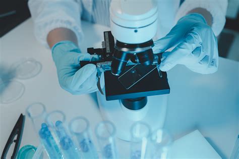 화학자는 실험실에서 실험을하고 있습니다 과학자는 현미경을 사용하여 화학 성분을 분석하고 과학 실험은 실험실에서 생물학적 해답을