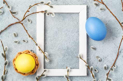 버드 나무 나뭇 가지와 흰색 나무 프레임 회색 테이블에 노란색과 파란색 부활절 달걀 복사 공간 Flatlay 부활절 구성 갯버들에 대한 스톡 사진 및 기타 이미지 Istock