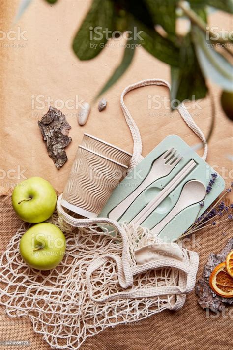 자연 플라스틱 무료 친환경 제로 폐기물 식기 흐릿한 전경 구겨진 종이에 에코 쇼핑백 지속 가능한 라이프 스타일 0에 대한 스톡