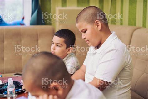 집에서 온라인 수업 중에 교과서에 글을 쓰는 남학생의 얕은 초점 개념에 대한 스톡 사진 및 기타 이미지 개념 개념과 주제 격리 Istock