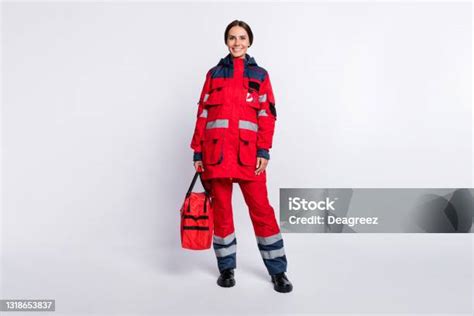 회색 파스텔 색상 배경에 고립 된 약물 도구를 들고 꽤 쾌활한 소녀 숙련 된 의사 구조자의 전체 길이 신체 크기 보기 가방에 대한 스톡 사진 및 기타 이미지 Istock