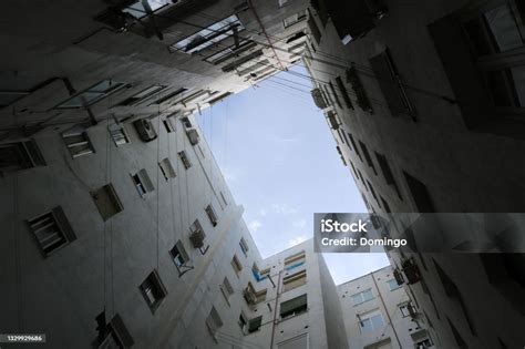 아래에서 내부 안뜰 보기 잠금 시 창문이있는 작은 빌딩 블록의 밀실 공포증 건물 정면에 대한 스톡 사진 및 기타 이미지 건물 정면 건축 건축물 Istock