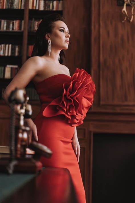 Фотосессия в студии Фото в красном платье Интересные фото Красивая девушка Портрет Идеи