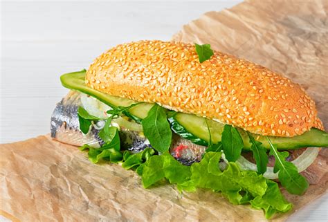 청어 필레 샌드위치 종이에 양파 오이 샐러드를 곁들인 해링핸델 텍스트에 대한 복사 공간이있는 흰색 나무 배경입니다 스칸디나비아 요리의 전통 길거리 음식 0명에 대한 스톡