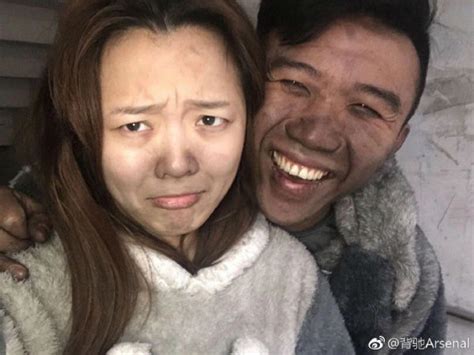 មានចឹងដែរ ភ្លើងឆេះផ្ទះហើយ គូស្នេហ៍មួយគូនេះ អត់កើតទុក្ខអ្វីបន្តិច ថែមទាំងថតស៊ែលហ្វីទៀត Khmerload