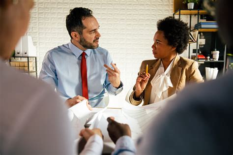 프로젝트 회의에서 아이디어를 토론하는 비즈니스 동료 20 24세에 대한 스톡 사진 및 기타 이미지 20 24세 40 44세 50 54세 Istock