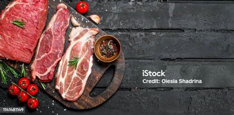 생고기 쇠고기와 돼지고기 스테이크를 커팅 보드에 양념 정육점 주인에 대한 스톡 사진 및 기타 이미지 정육점 주인 개체 그룹