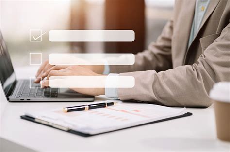 비즈니스 성과 체크리스트 개념 태블릿과 노트북을 사용하는 사업가가 온라인 체크리스트 설문조사를 하고 디지털 양식 체크리스트를 작성합니다 가상현실에 대한 스톡 사진 및 기타