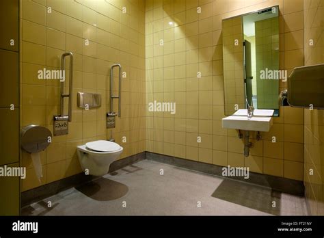 Behinderten Wc Fotos Und Bildmaterial In Hoher Auflösung Alamy