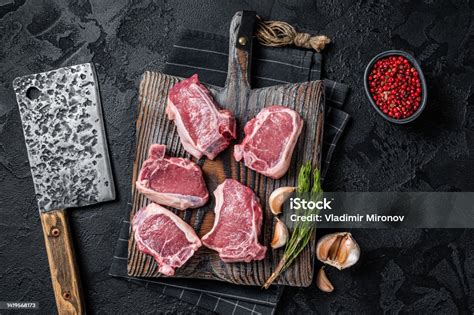 신선한 생 양고기 허리 스테이크 고기 칼로 정육점에 커틀릿을 갈아줍니다 검은 색 배경 위쪽 보기 0명에 대한 스톡 사진 및 기타