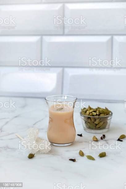 전통 인도 및 중동 따뜻한 음료 마살라 차 또는 향신료와 우유를 곁들인 카라크 차이 이국적인 요리 차이 티에 대한 스톡 사진 및 기타 이미지 Istock