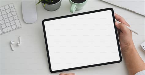 컴퓨터 노트북 및 기타 사무용품이 있는 현대적인 작업 공간에서 빈 화면 태블릿으로 작업하는 사업가의 오버헤드 샷 사진 Unsplash의 태국 이미지