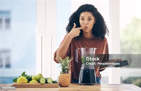 블렌더 스무디 건강한 흑인 여성은 주방에서 녹색 식단 해독 및 아침 식사를 위한 주스를 맛봅니다 야채 음식 및 사람 또는 영양사와 천연 단백질 쉐이크 또는 비건 음료 건강한