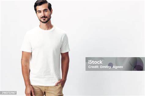 흰 티셔츠와 청바지를 입은 남성 패션 모델 흰색 고립 배경 트렌디 한 의류 스타일 복사 공간 텍스트 공간에 치아 기쁨으로 미소 25 29세에 대한 스톡 사진 및 기타 이미지