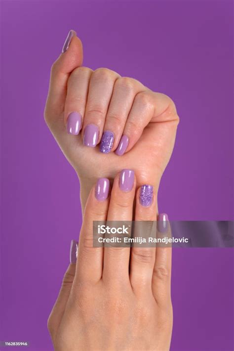 스튜디오에서 보라색 배경에 고립 된 라일락 색상의 여성 손 매니큐어 젤 가까운에 대한 스톡 사진 및 기타 이미지 가까운 개념 깨끗한 Istock