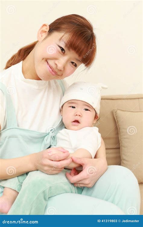 Mamá Japonesa Y Su Bebé Imagen De Archivo Imagen De Sitio 41319803