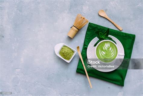 녹색 말차 라떼 음료 와 액세서리 일본 다도 컨셉 차샤쿠 숟가락과 차센 대나무 거품기로 말차 양조 마카차에 대한 스톡 사진 및 기타 이미지 Istock