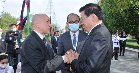 ព្រះករុណា ព្រះមហាក្សត្រ ថ្វាយព្រះរាជបដិសណ្ឋារកិច្ចផ្លូវការ ជូនឯកឧត្តមប្រធានរដ្ឋឡាវ ក្រសួងព័ត៌មាន