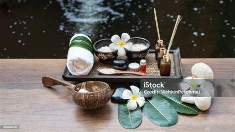 스파 타이 아로마 테라피와 설탕과 소금 마사지 침대에 꽃과 휴식을 위한 그리고 건강 관리 건강 한 개념 가꿔주기에 대한 스톡