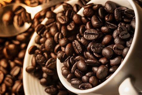 커피 사진 배경 복고풍 대마 자루에 흰색 커피 컵에 로스트 커피 콩에 선택적 초점과 흐리게 스테인레스 스틸 커피 숟가락 빈티지 어두운 나무 테이블 장식 가루로 빻은에 대한