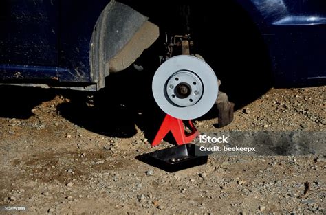 국내 조건에서 차안에서 브레이크 디스크를 교체합니다 자동차 수리인은 마모된 브레이크를 제거하고 새로운 브레이크를 착용합니다 공구와 마운팅 패드가 있습니다 0명에 대한 스톡