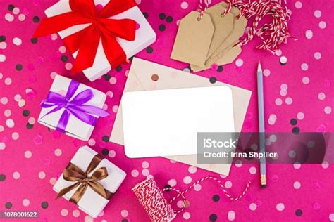 선물 상자 리본 크리스마스 장식과 색종이와 분홍색 배경에 연필로 깨끗 한 노트북 개념에 대한 스톡 사진 및 기타 이미지 개념 깨끗한 놀라움 Istock