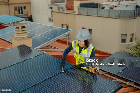 도시 옥상에 태양광 태양 전지판을 설치하는 여성 전기 엔지니어 40 44세에 대한 스톡 사진 및 기타 이미지 40 44세 가정 생활 건물 외관 Istock