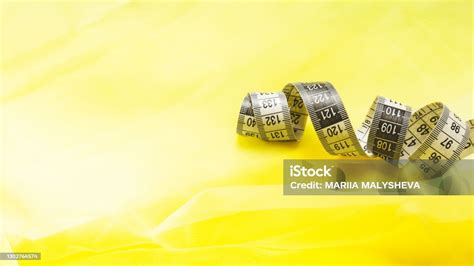 2021년 의 트렌디한 색상 노란색 튤 직물에 회색 센티미터 테이프 복사 공간을 복사합니다 클로즈업 0명에 대한 스톡 사진 및 기타 이미지 Istock