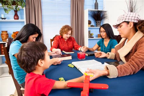 다중 민족별 숙녀들 성경 연구 하위 힐튼되기 기도하기 쥠 시계바늘 30 39세에 대한 스톡 사진 및 기타 이미지 30 39세 감정 공부 Istock
