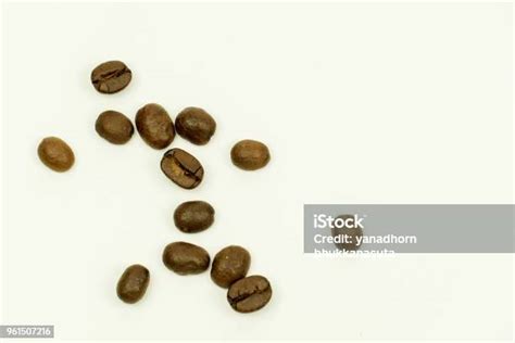 중간 또는 어두운 볶은 커피 콩 흰색 배경에 고립의 클로즈업 배경 또는 그래픽 개체 광고에 사용할 수 있습니다 0명에 대한 스톡