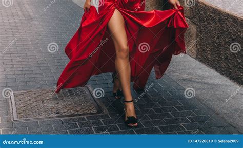 Das M Dchen Im Rot Lang Schlanke Beine Stockbild Bild Von St Dtisch Attraktiv