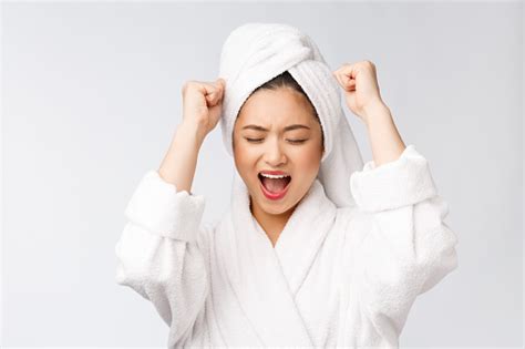 스파 스킨 케어 아름다움 아시아 여자 건조 머리 와 수건 머리에 샤워 치료 후 부드러운 피부를 만지는 아름다운 다민족 젊은 소녀 건강관리와 의술에 대한 스톡 사진 및 기타