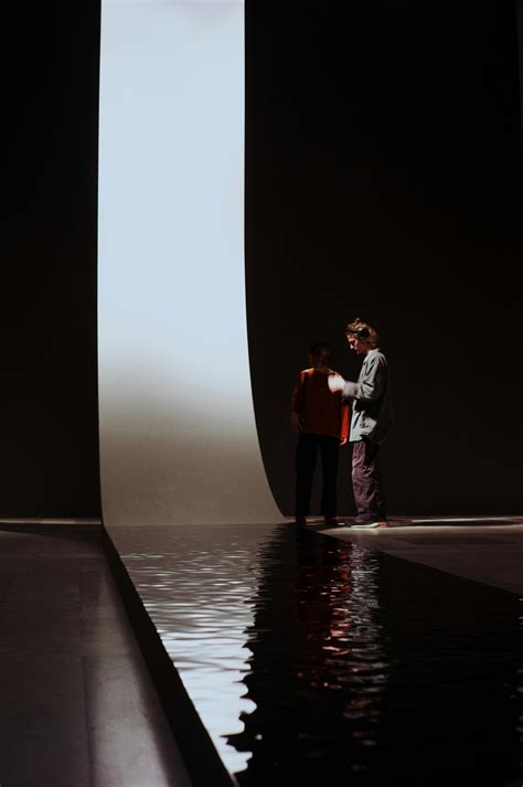 개념 예술 갤러리 갤러리 작품 과일 과일 예술 관념적인 기이 한 노란색 노란색 테이프 눈길을 끄는 단순한 예술 대중 문화 독특한 문화 미니멀리스트