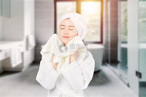 洗完澡的女孩图片素材 正版创意图片401017056 摄图网