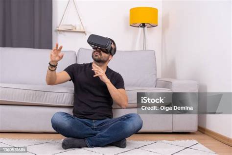 가상 현실 미래 기술 교육 비디오 게임과 상호 작용하는 집에서 카펫에 앉아 Vr 안경 헤드셋의 젊은 남자 3차원 형태에 대한 스톡 사진 및 기타 이미지 Istock