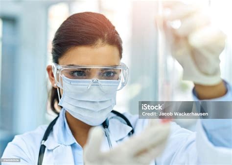 돌파구 발견 또는 실험을 위한 실험실에 있는 여자를 가진 Dna 표본 및 과학 생물학 치료법 또는 백신에 대한 임상 시험을 진행 중인 과학자와 함께 혈액 연구 및 시험관