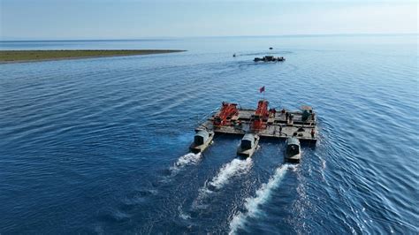 Хөвсгөл нуурт 44 жилийн өмнө живсэн УАЗ 469 загварын автомашиныг 171 метрийн гүнээс татан