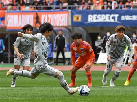 前半、先制のpkを決める福岡・紺野（手前）（撮影・安藤由華） アビスパ福岡、悪夢の5分間 ロスタイムに2失点し逆転負け 写真・画像3