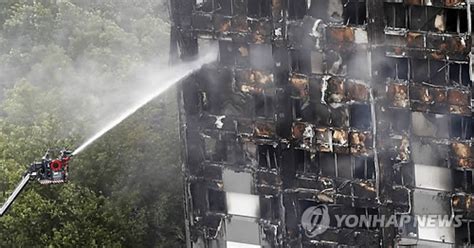 런던 아파트 화재 사망자 17명으로 경찰 더 늘어날 듯