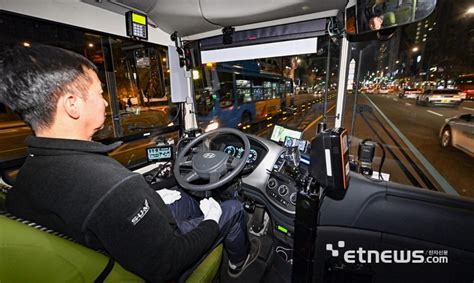 핸들 놓은 운전기사 전자신문